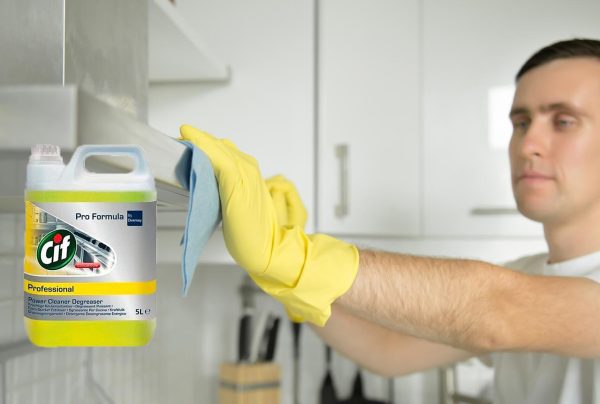 Limpieza de cocina con CIF Pro Formula Desengrasante